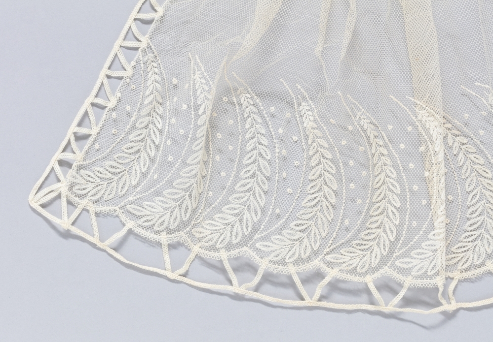 Guimpe met jabot van tule | Groninger Museum Collectie